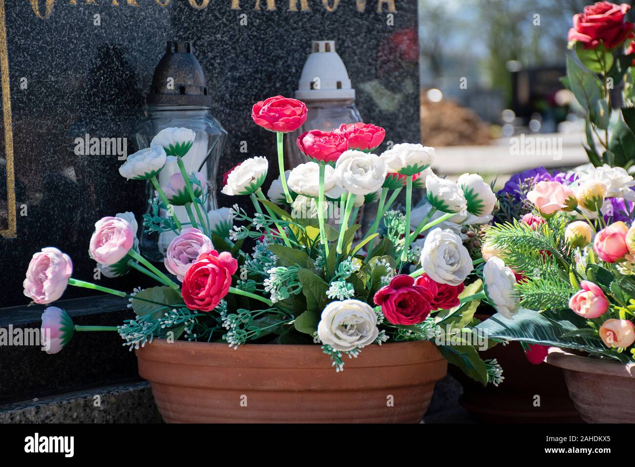 Graveyard flowers candles hi-res stock photography and images - Alamy