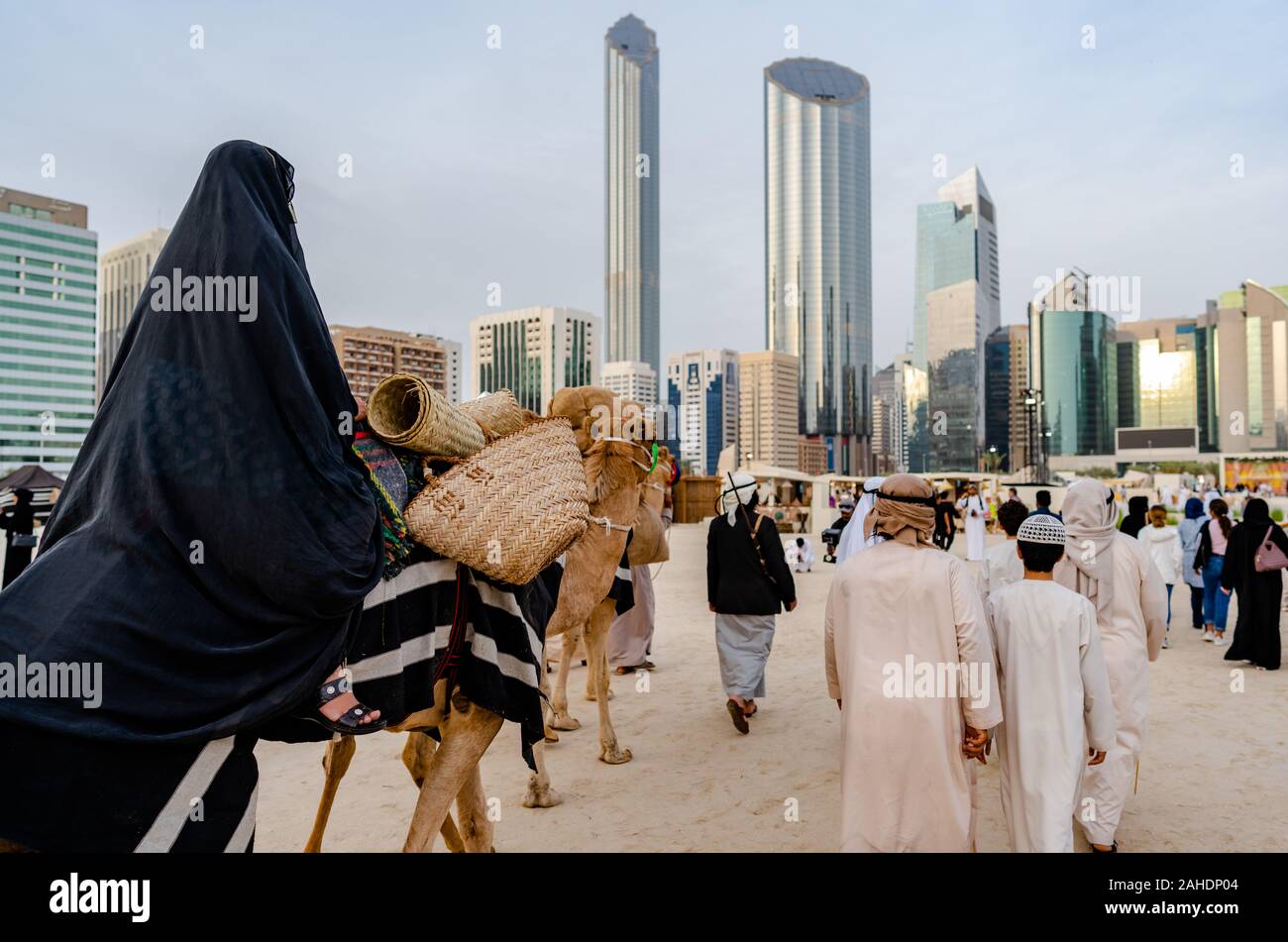 Arabian woman in traditional dress (Abaya) - Emirati dress ...
