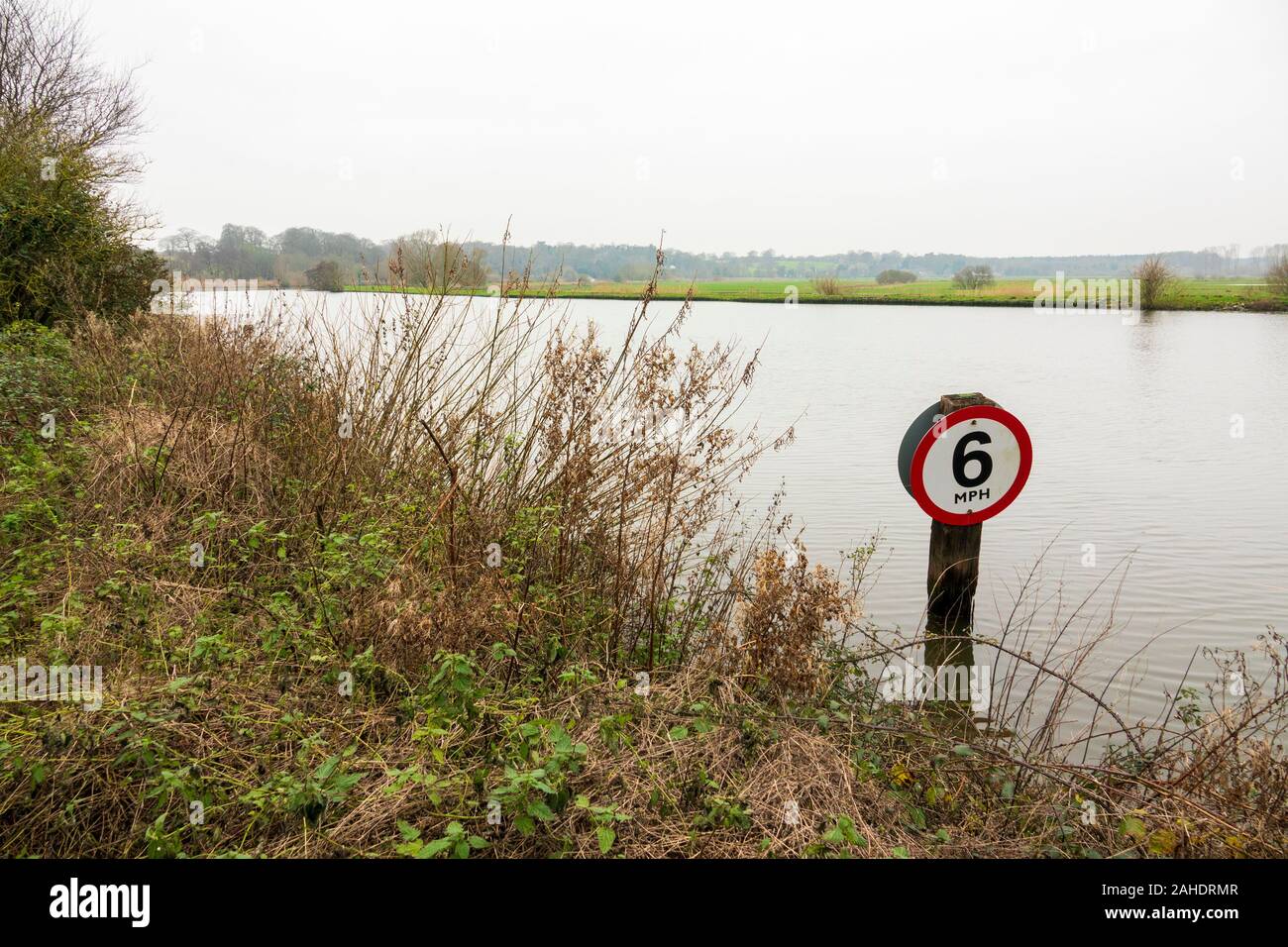 Speed limit sign 6 MPH River Yare, Norfolk Broads Stock Photo - Alamy
