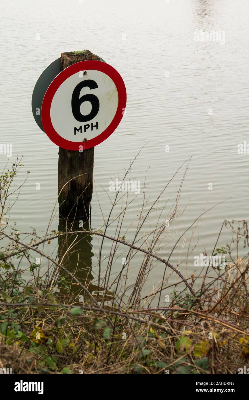 Speed limit sign 6 MPH River Yare, Norfolk Broads Stock Photo - Alamy