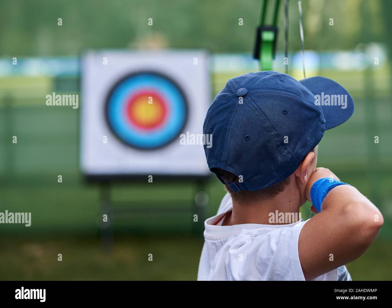 Shooting target arrow hi-res stock photography and images - Alamy