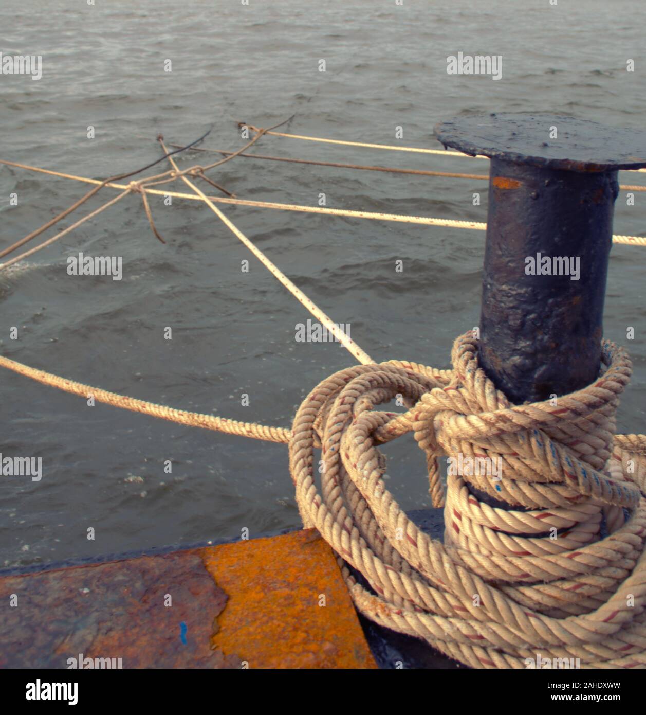 Dock ties hi-res stock photography and images - Alamy
