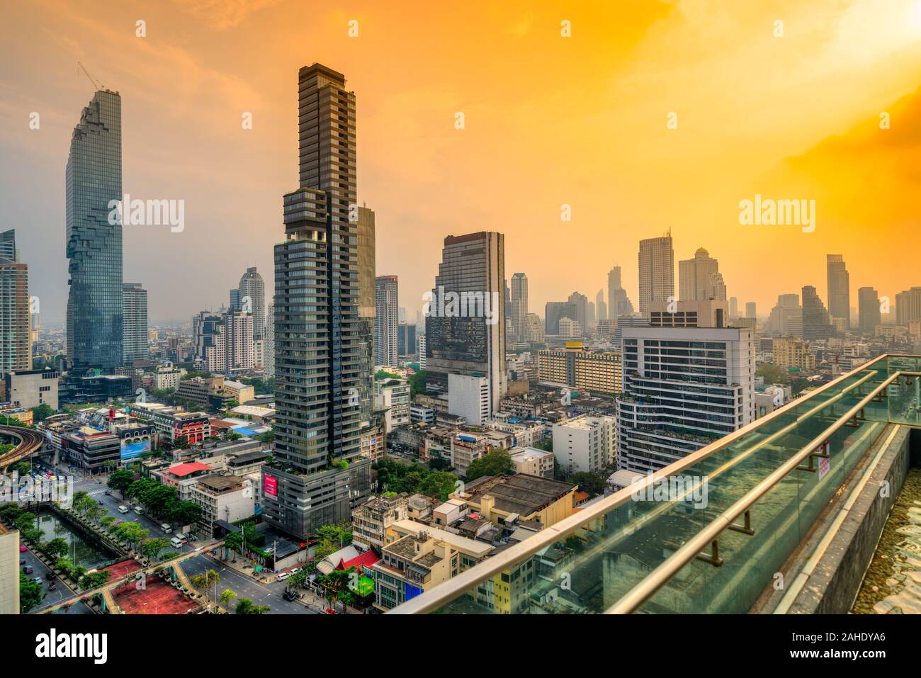 Aerial view of Bangkok skyline at sunset, Bangkok, Thailandia Stock ...