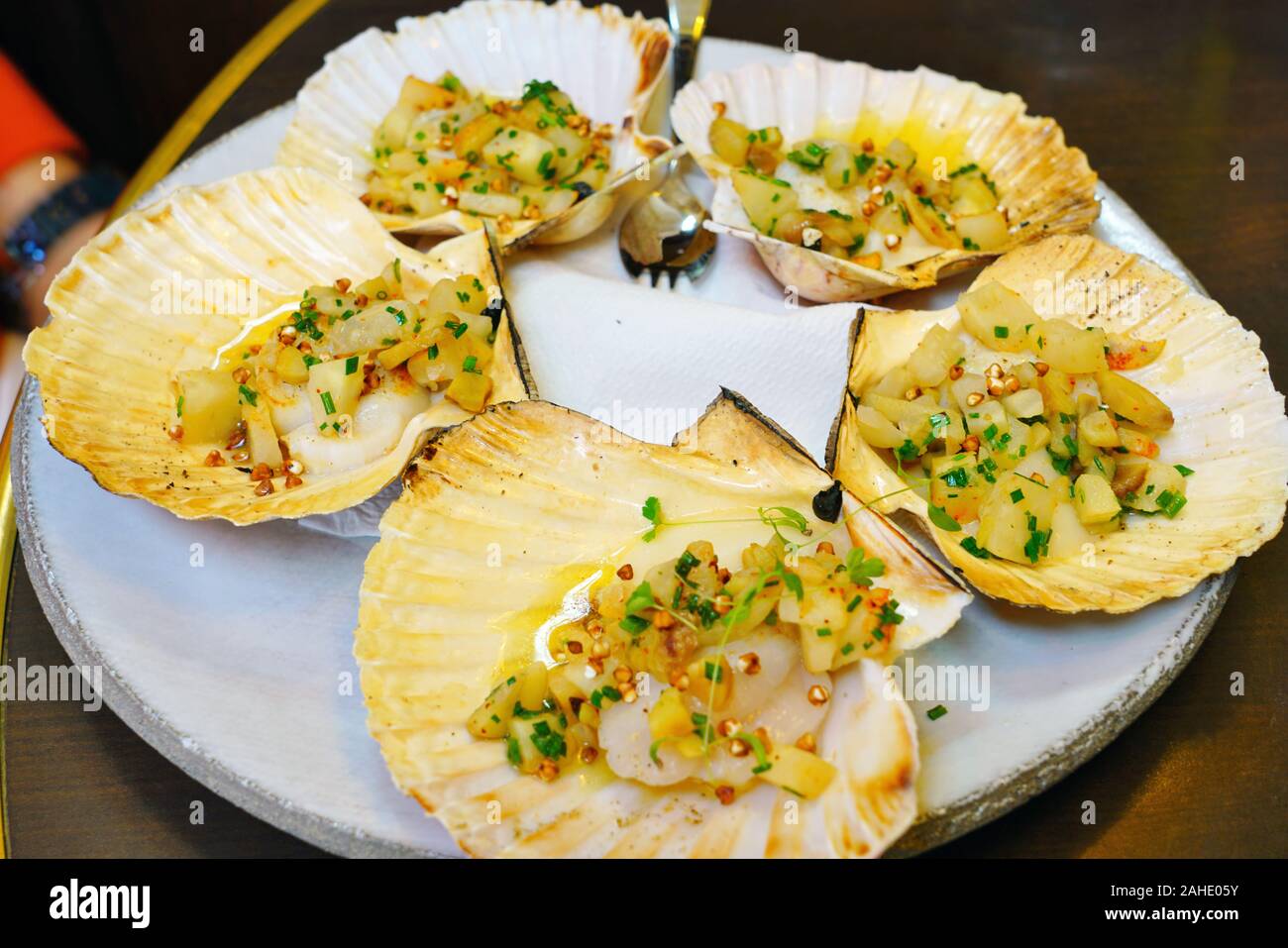 Fresh sea scallops prepared in the shell Stock Photo - Alamy