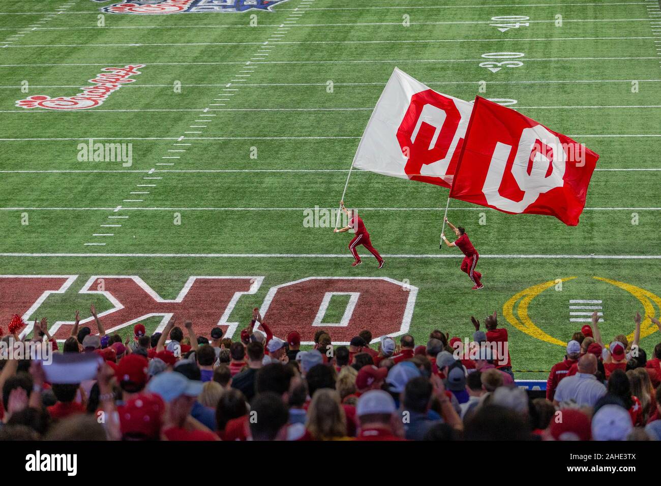 Oklahoma sooners cheerleaders hi-res stock photography and images - Alamy