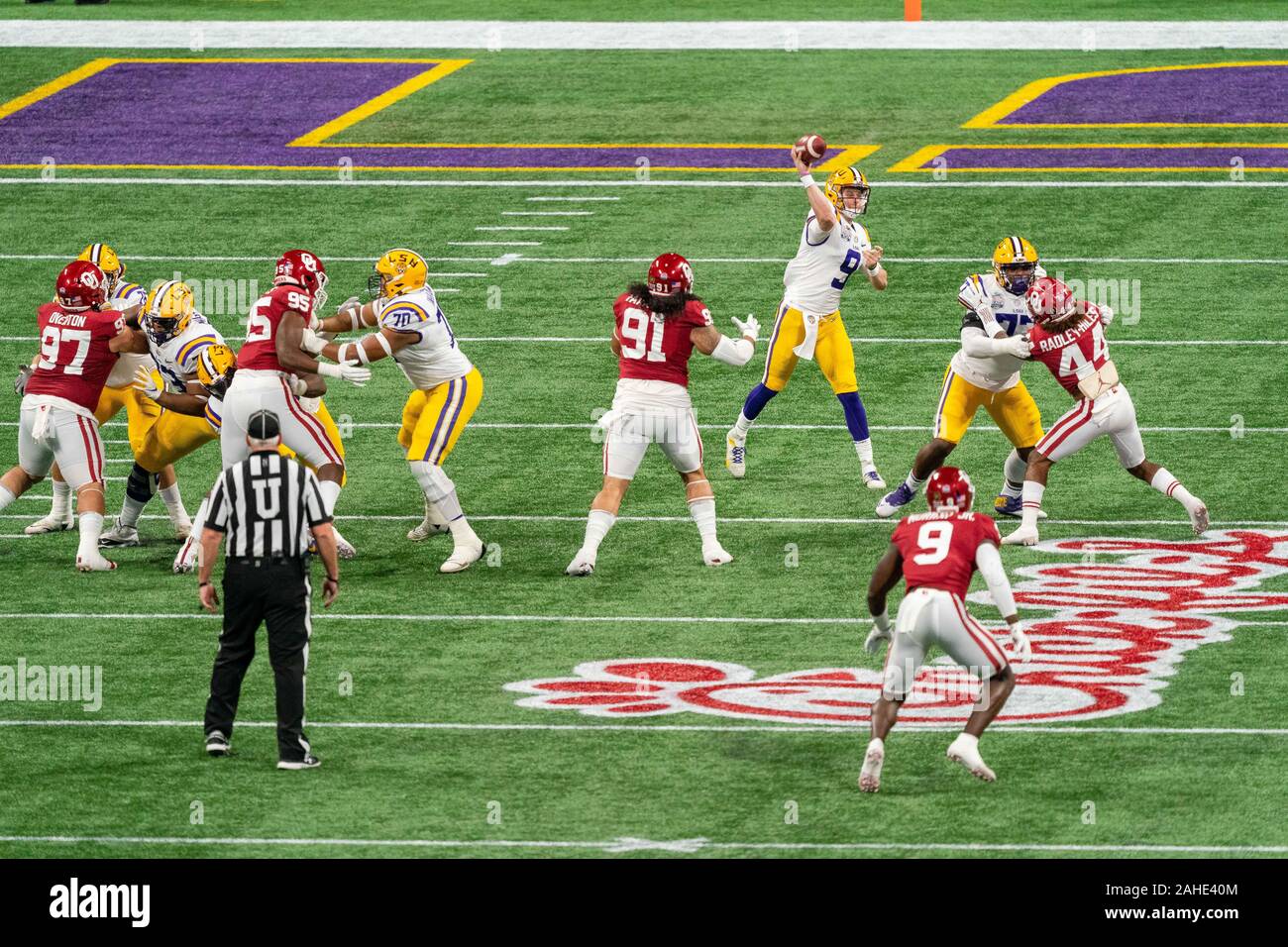 Atlanta, GA, USA. 28th Dec, 2019. LSU Tigers quarterback Joe Burrow (9 ...