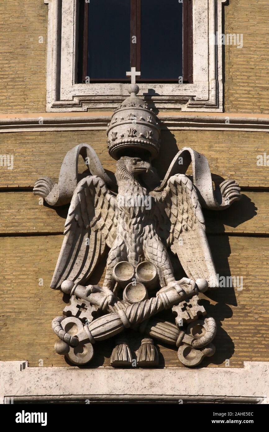 Ancient statue on old European church brick wall facade Stock Photo - Alamy