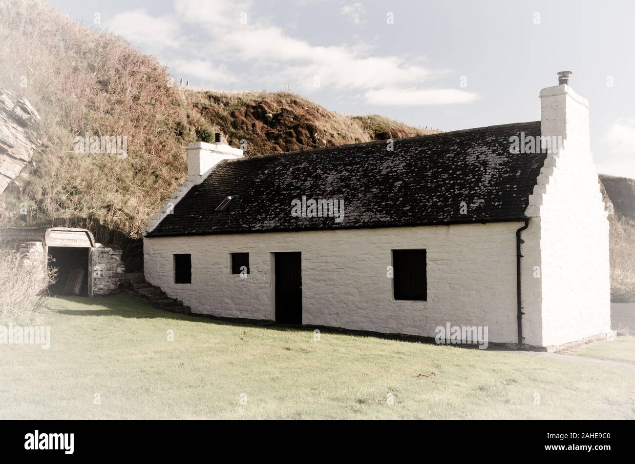 White crofters cottage with hillside behind Stock Photo - Alamy