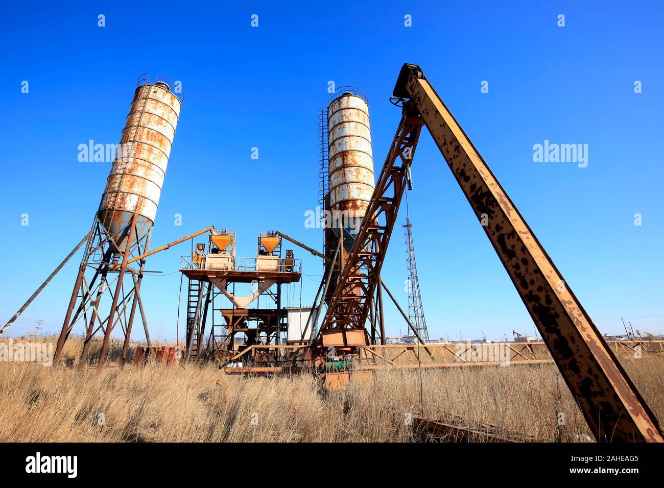 Concrete mixing tower towers hi-res stock photography and images - Alamy