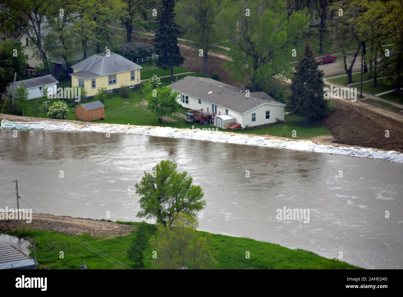 Temporary emergency levees constructed by the Corps of Engineers, St ...
