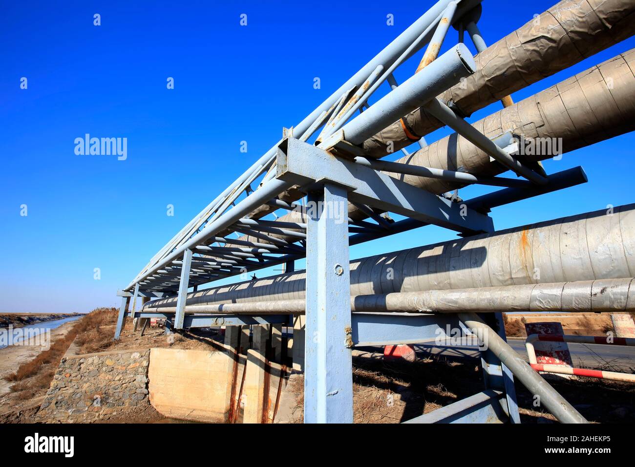 Oil field scene, oil pipelines and facilities Stock Photo - Alamy