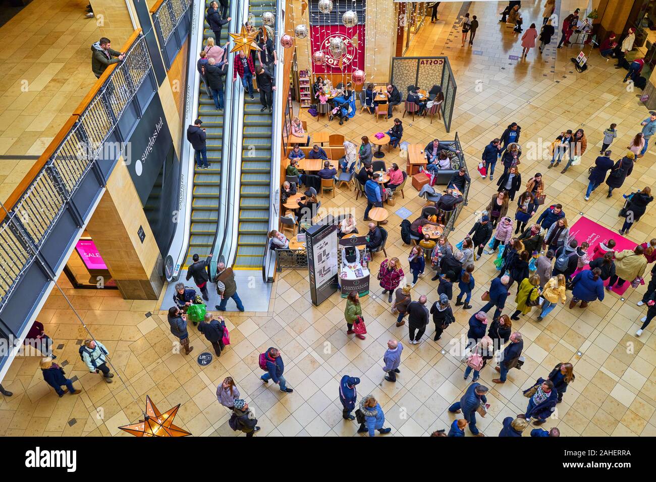 Shopping center indoor crowd hi-res stock photography and images - Alamy