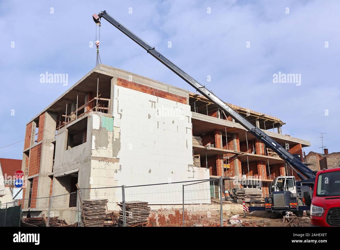 Crane works at the construction site Stock Photo - Alamy