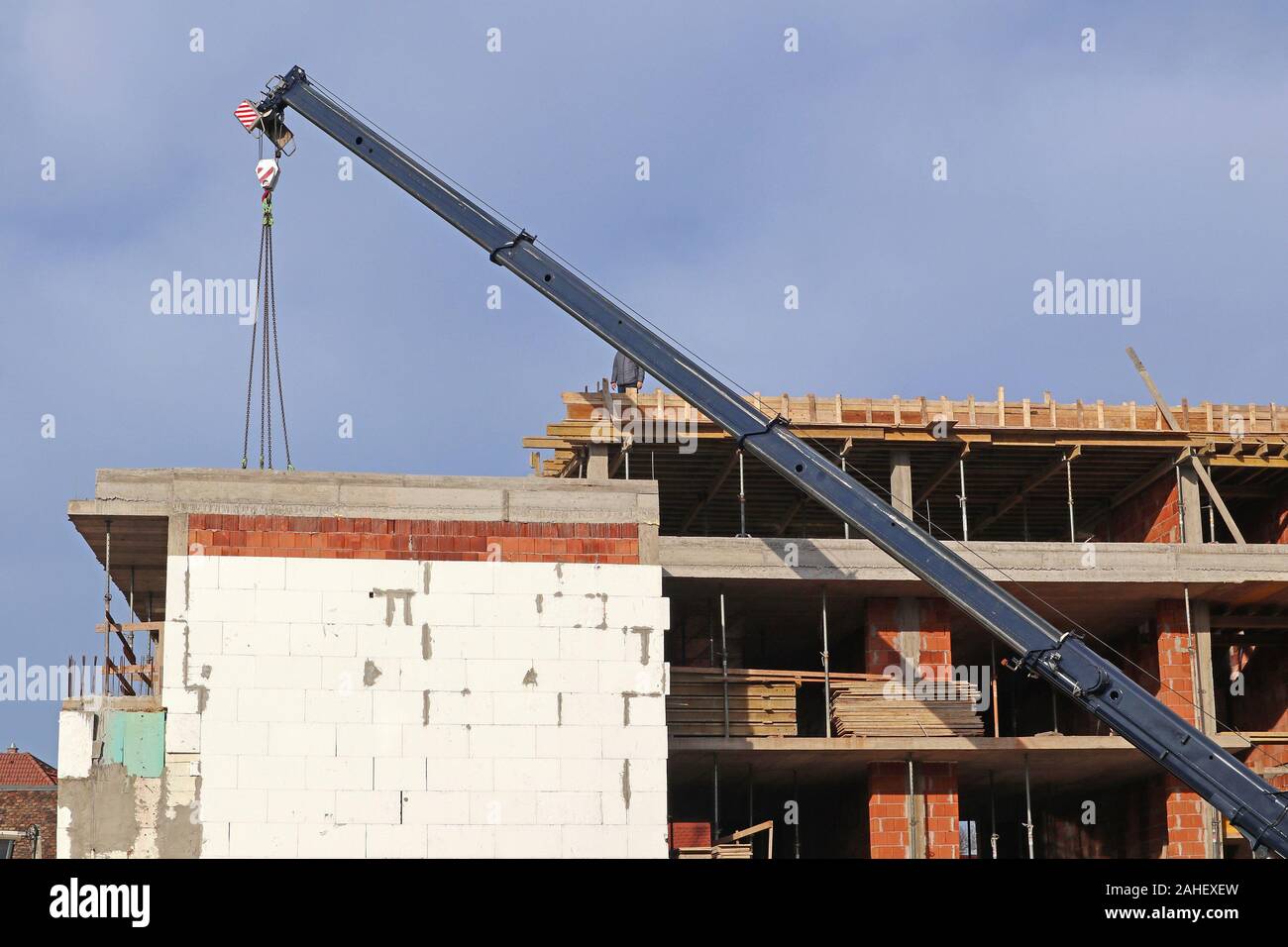 Crane works at the construction site Stock Photo - Alamy