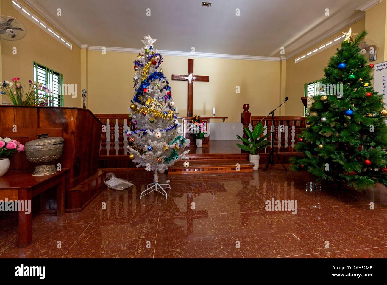 Altar small church hi-res stock photography and images - Alamy