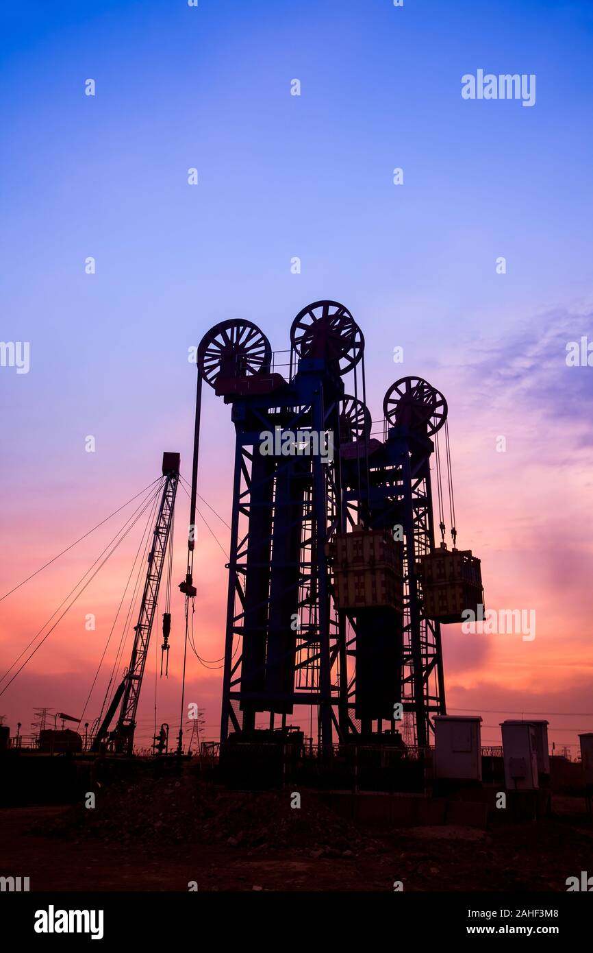 The silhouette of tower type pumping unit Stock Photo - Alamy
