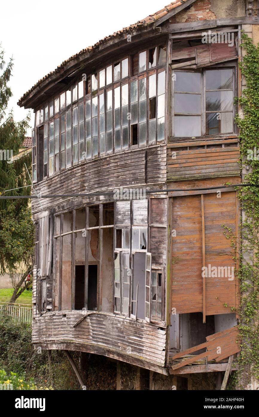 Broken window in an abandoned house Stock Photo - Alamy