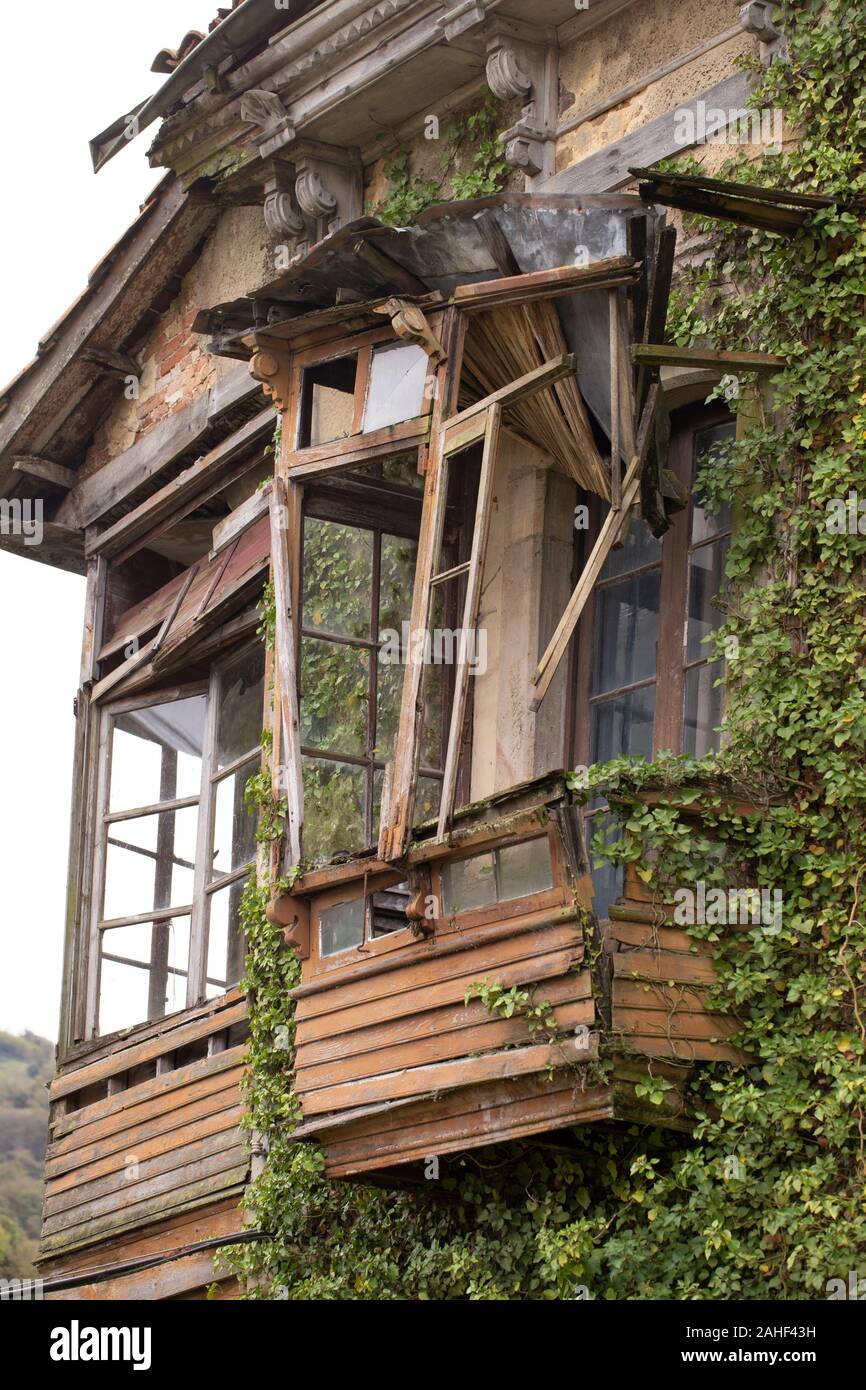 Broken window in an abandoned house Stock Photo - Alamy