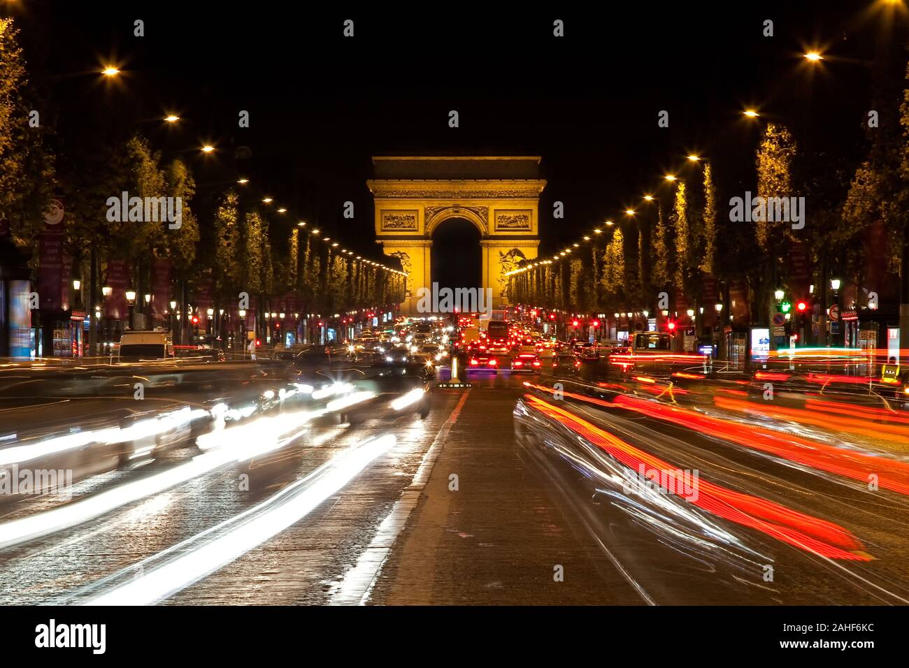 The champs elysees and arc de triomphe at night hi-res stock ...