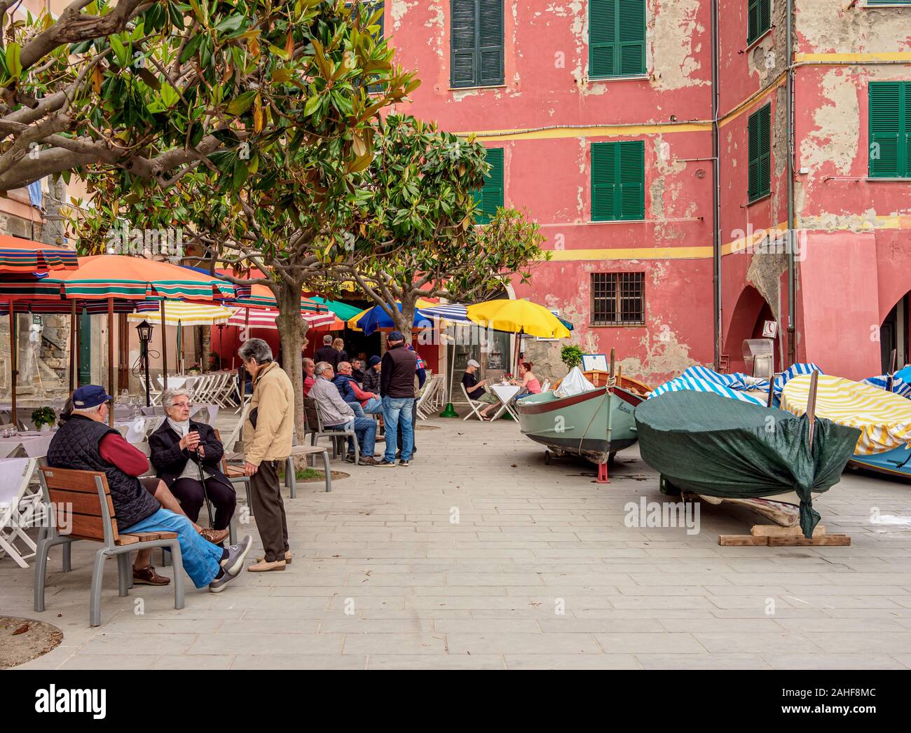 Vernazza piazza hi-res stock photography and images - Alamy