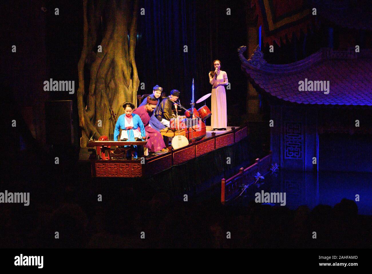 Long puppet theatre hanoi hi-res stock photography and images - Alamy