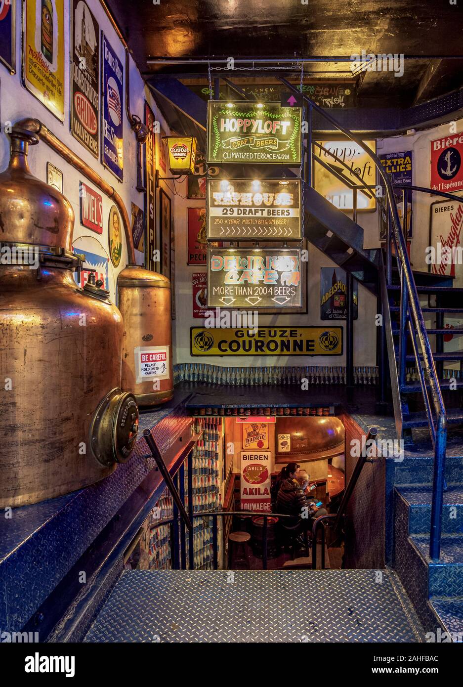 Bruxelles pub hi-res stock photography and images - Alamy