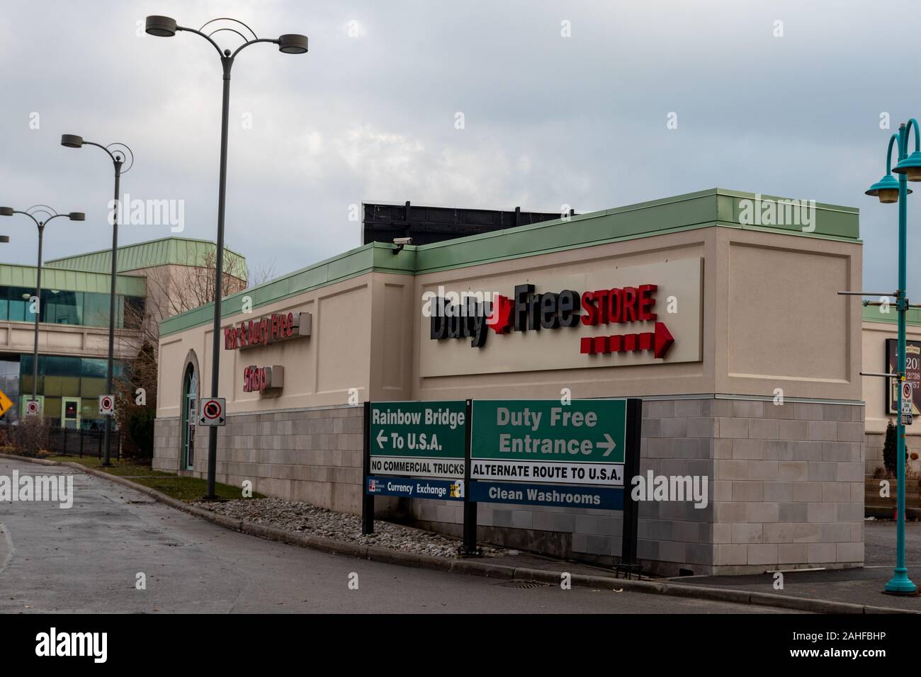 Border crossing signs canada hi-res stock photography and images - Alamy