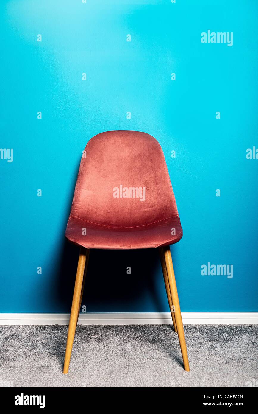 Bright pink lounge chair hi-res stock photography and images - Alamy