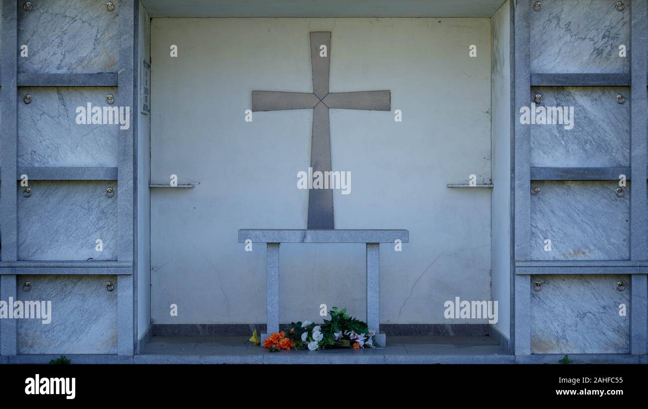 Silver altar cross hi-res stock photography and images - Alamy