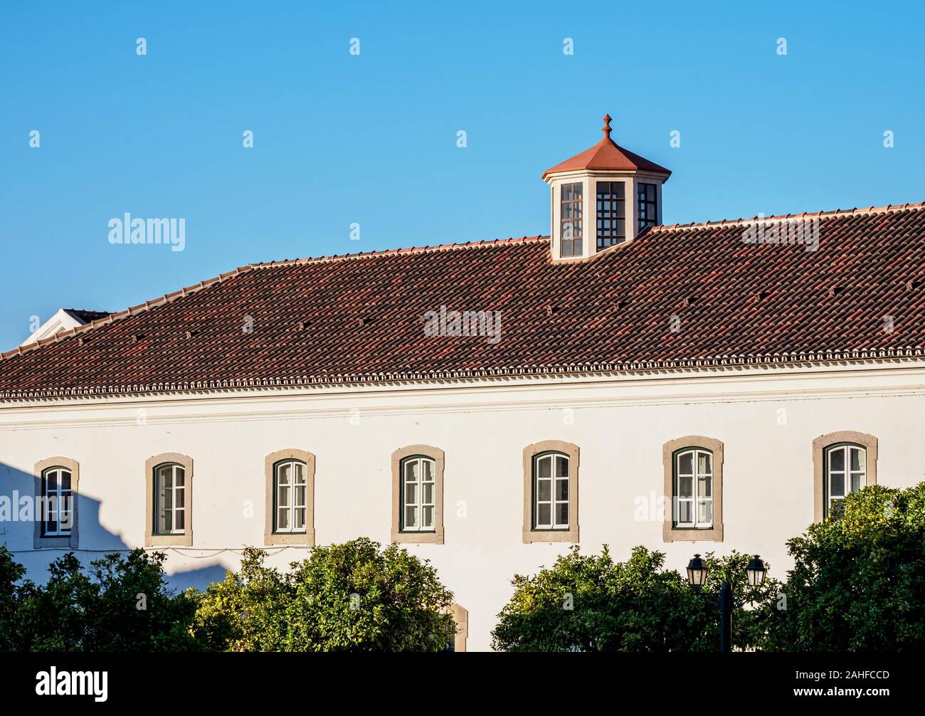 Buildings at Largo da Se, Faro, Algarve, Portugal Stock Photo - Alamy