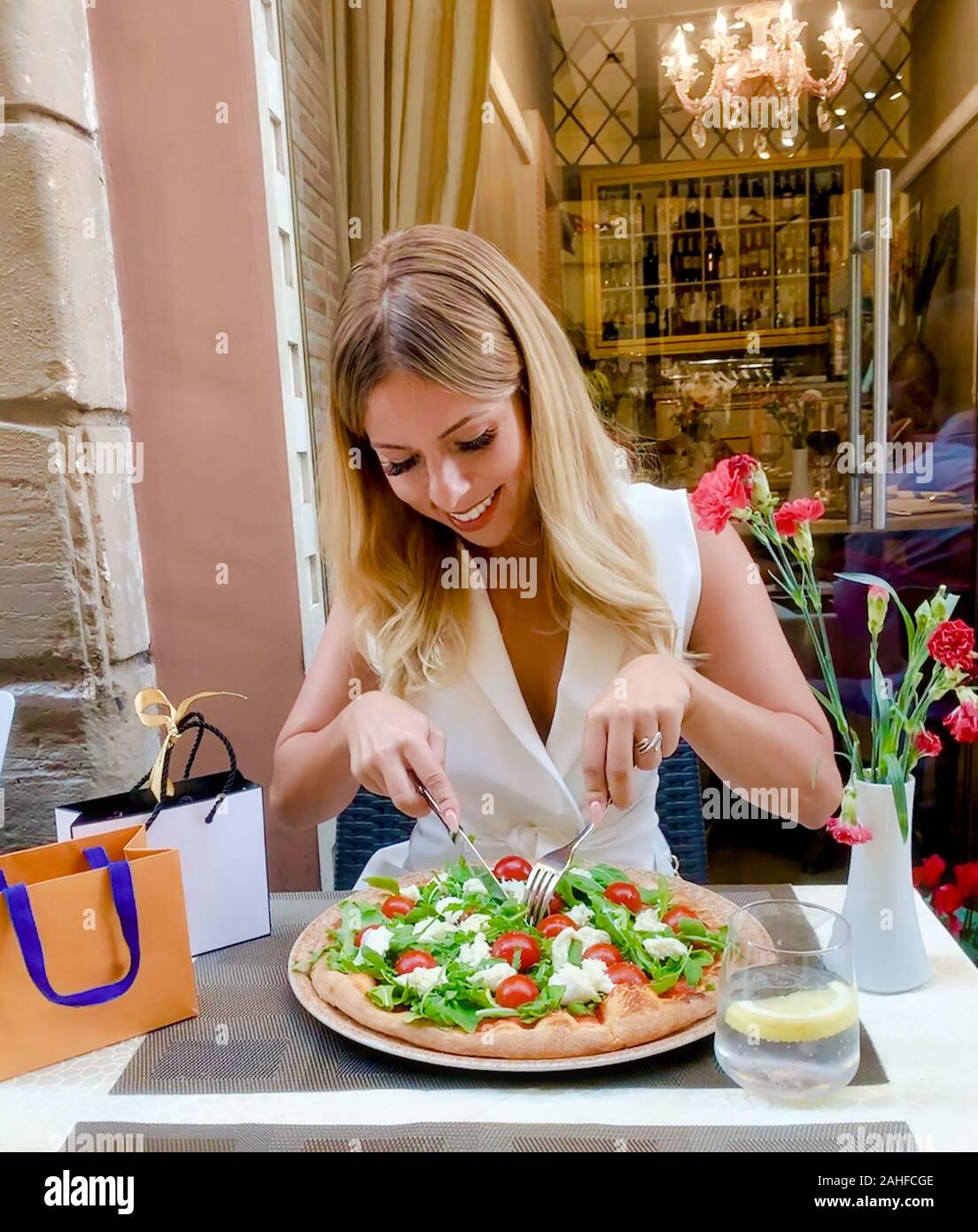 Women eating pizza italy hi-res stock photography and images - Alamy