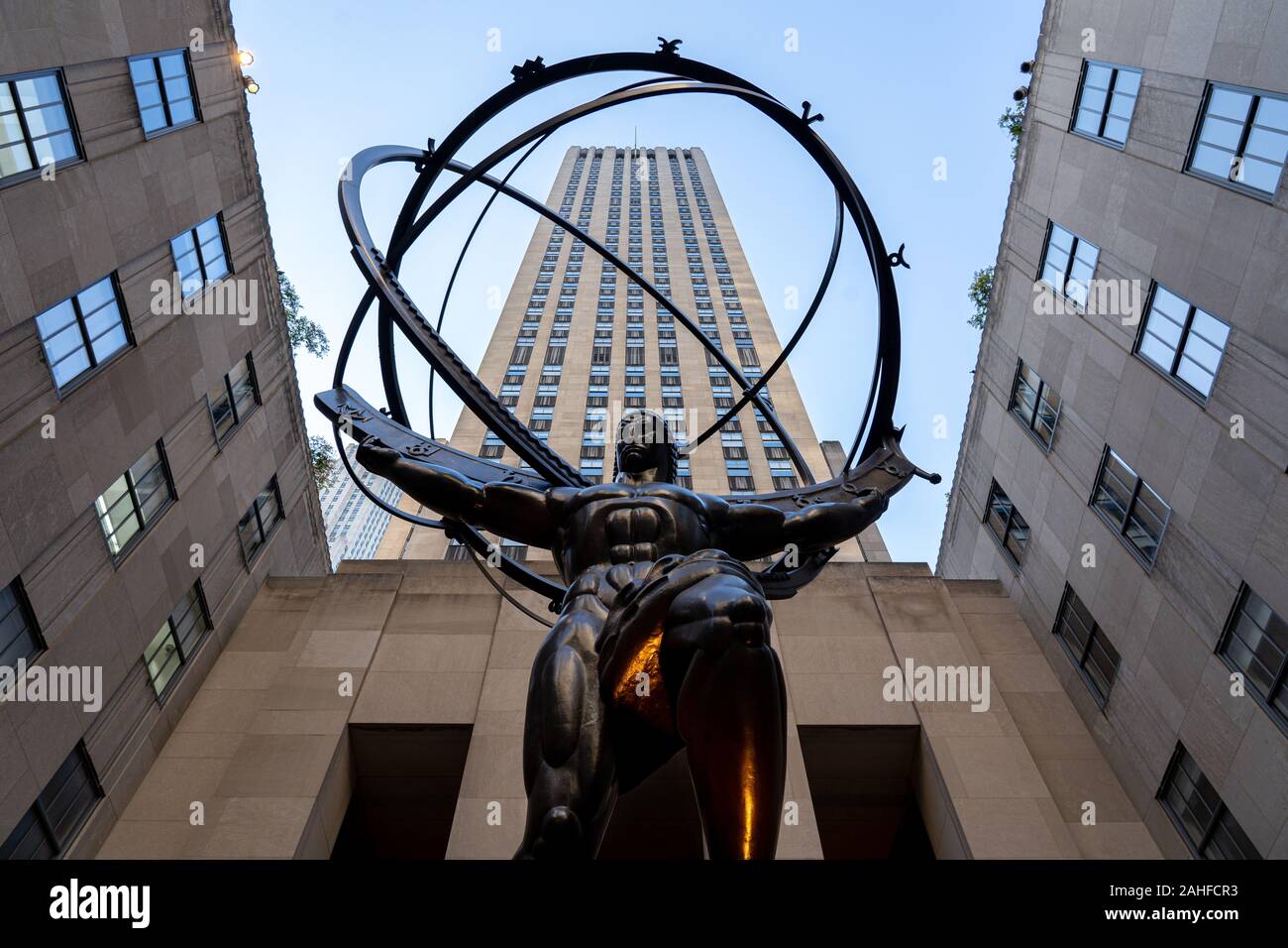 Atlas statue hi-res stock photography and images - Alamy