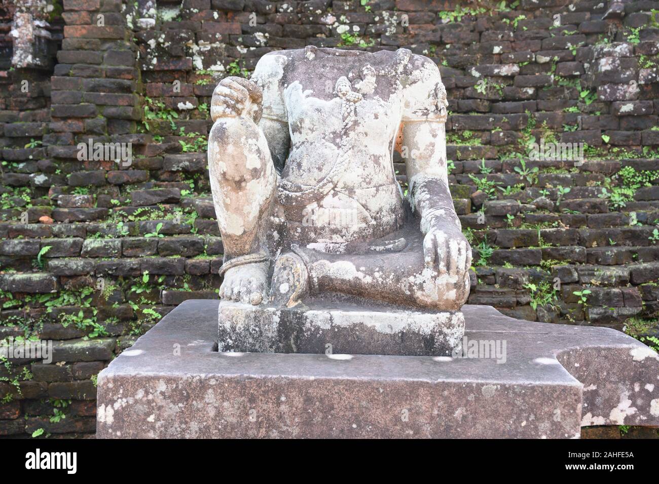 Crumbling statue hi-res stock photography and images - Alamy