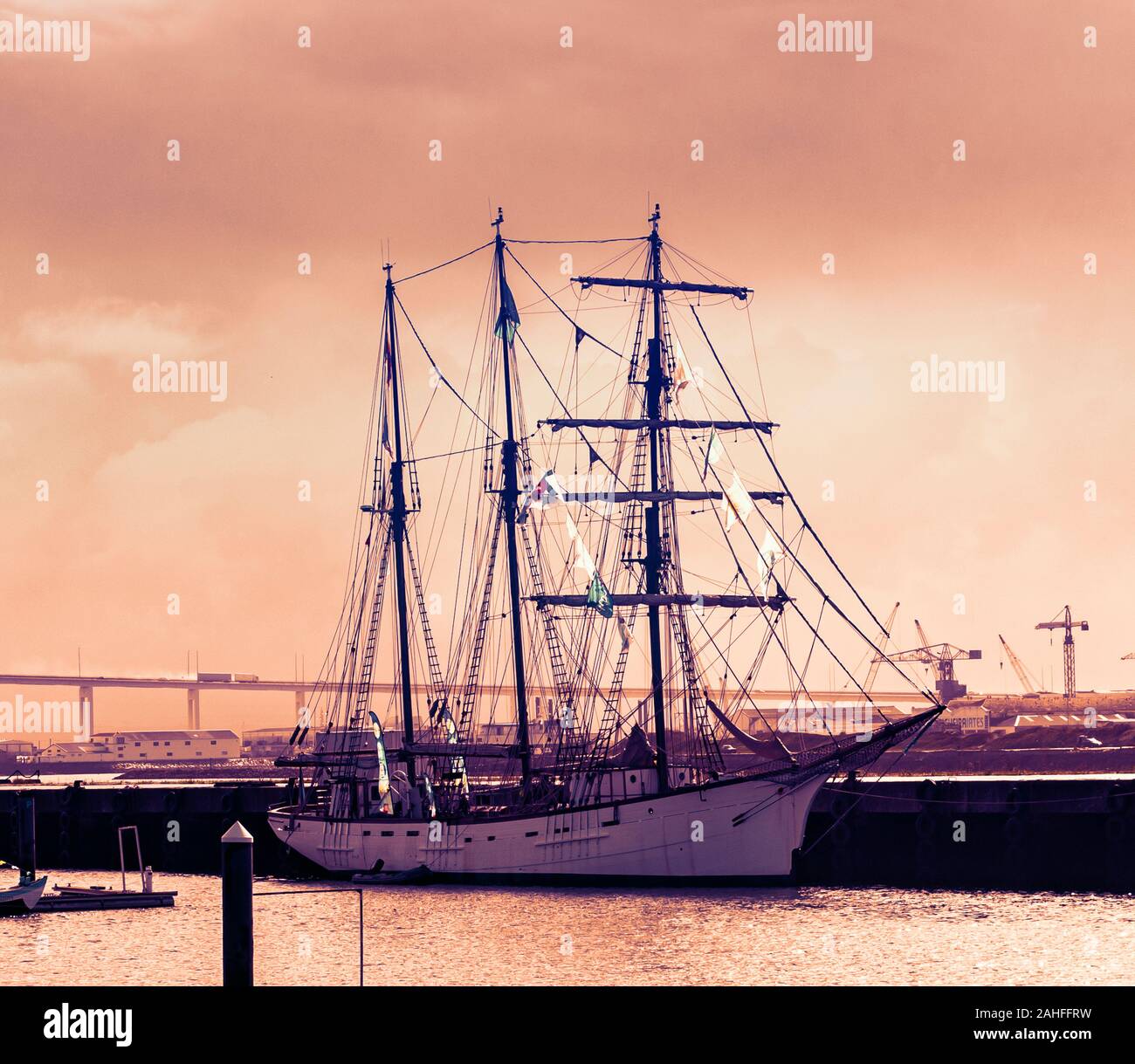 Tall ship rigs hi-res stock photography and images - Alamy