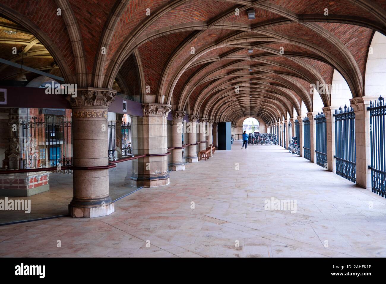 Academic libraries hi-res stock photography and images - Alamy