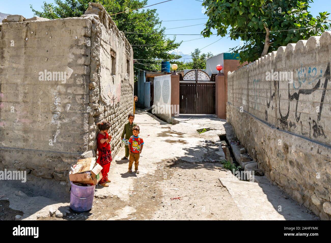 Pakistani children playing hi-res stock photography and images - Alamy