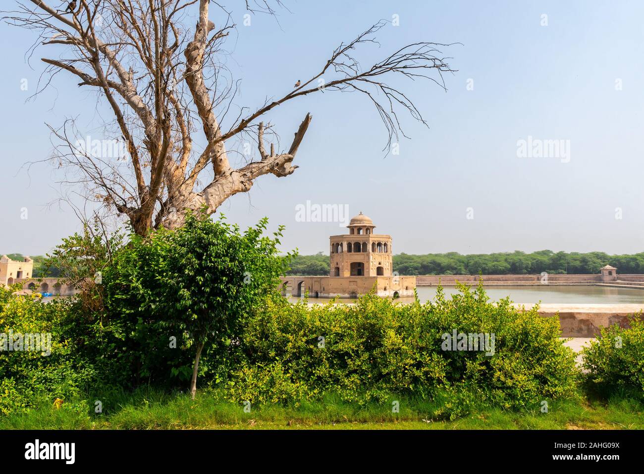 Sheikhupura Hiran Minar Picturesque Breathtaking View of a Pool ...