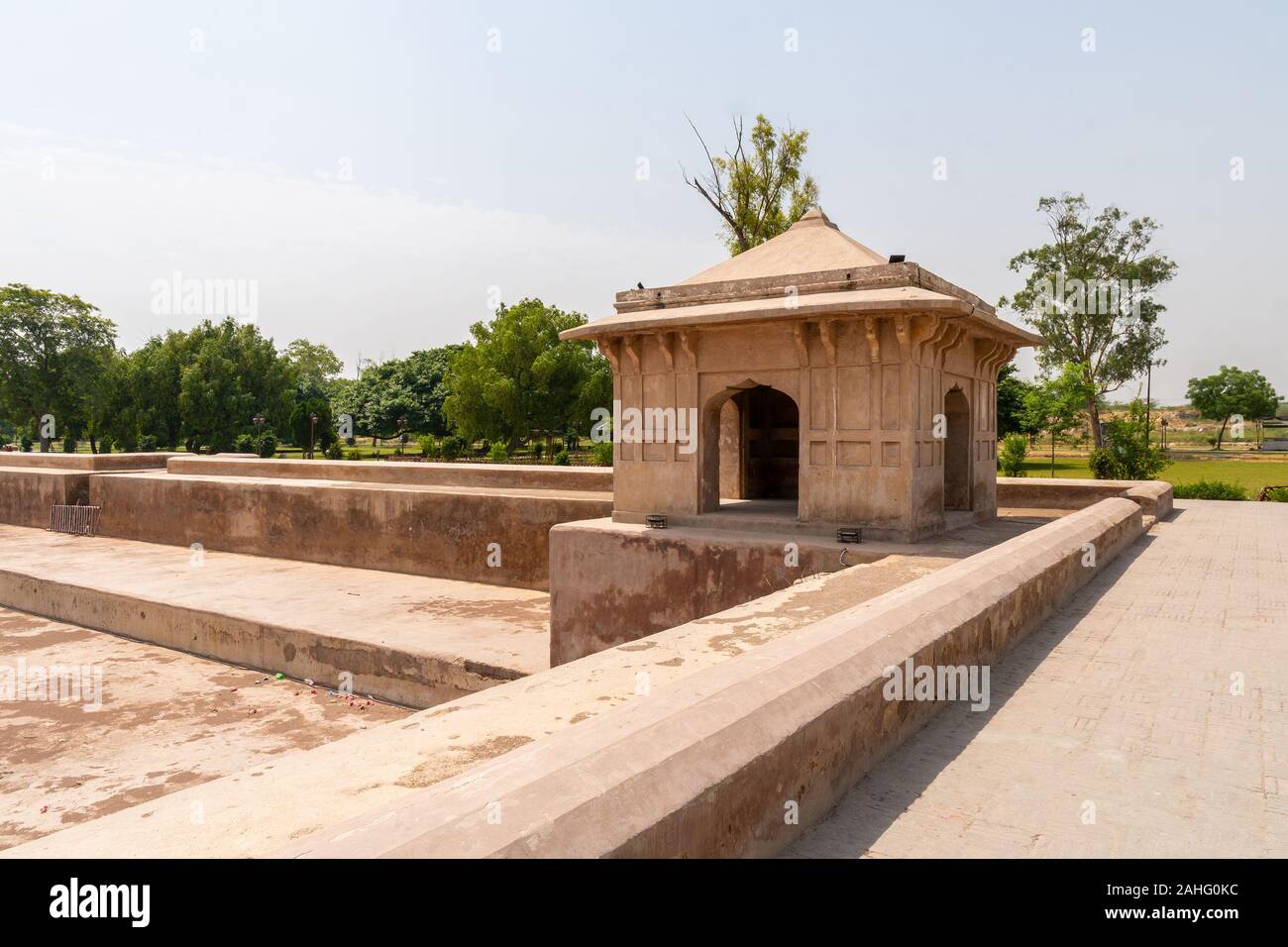 Sheikhupura Hiran Minar Picturesque Breathtaking View a Pool Pavilion ...