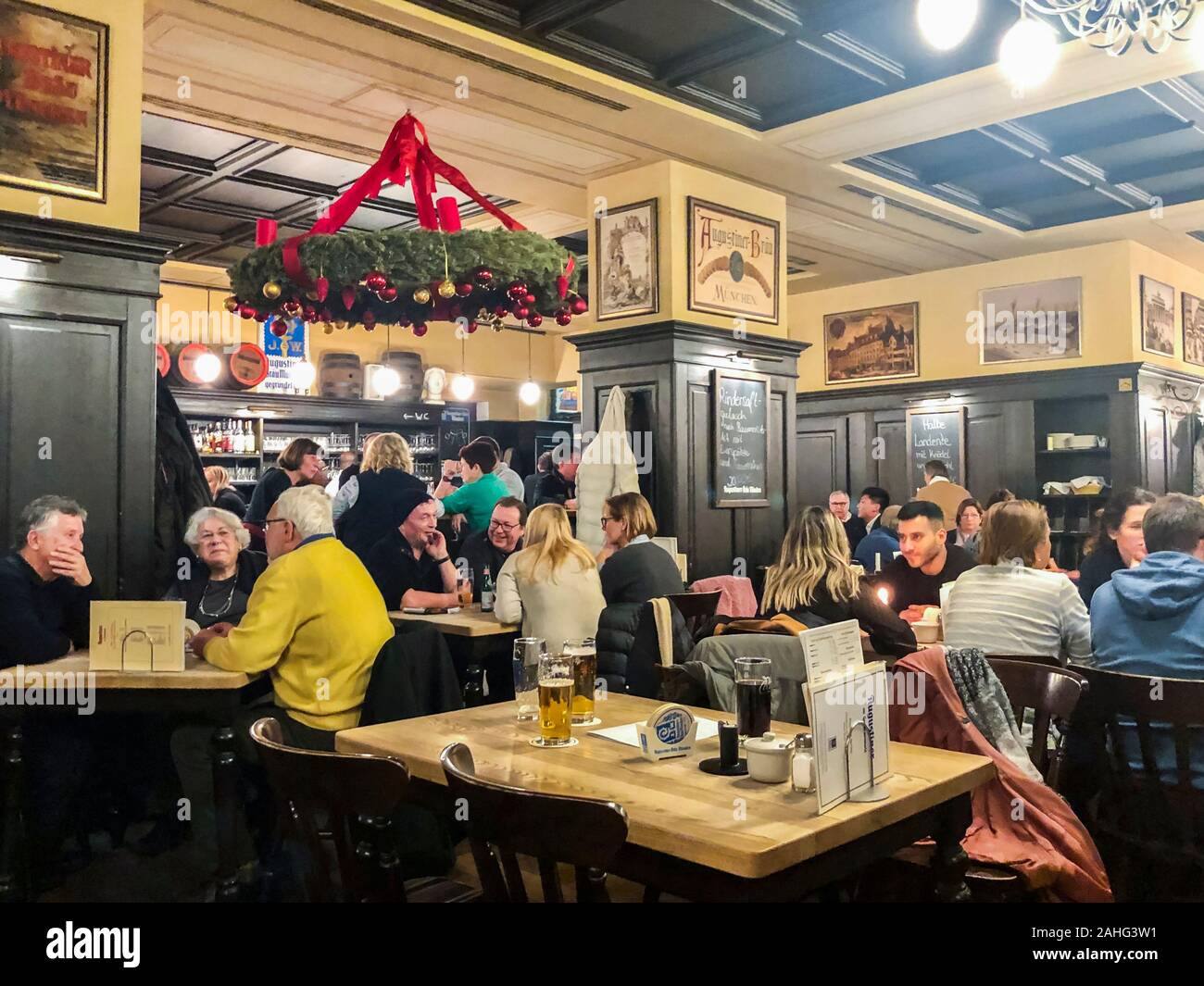 Crowd lights design tables hi-res stock photography and images - Alamy