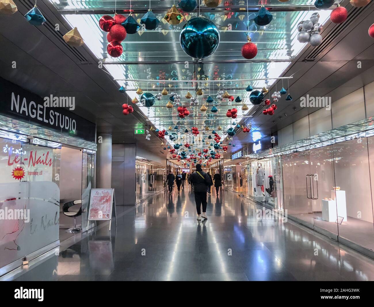 Shopping center decorations hi-res stock photography and images - Alamy