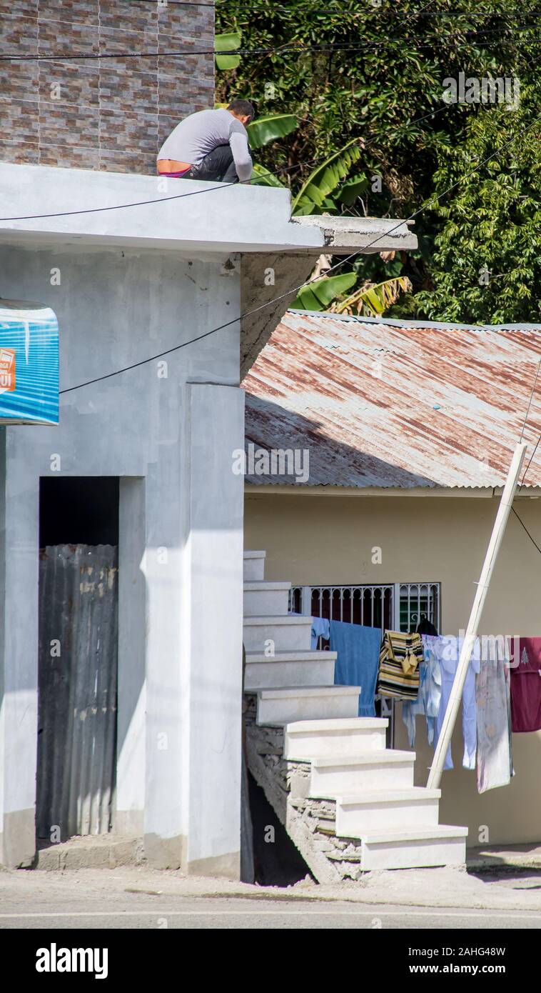 Worker working on roof edge hi-res stock photography and images - Alamy