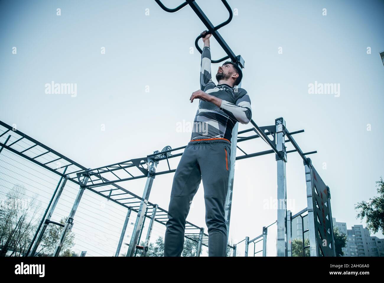 Man chin ups hi-res stock photography and images - Alamy