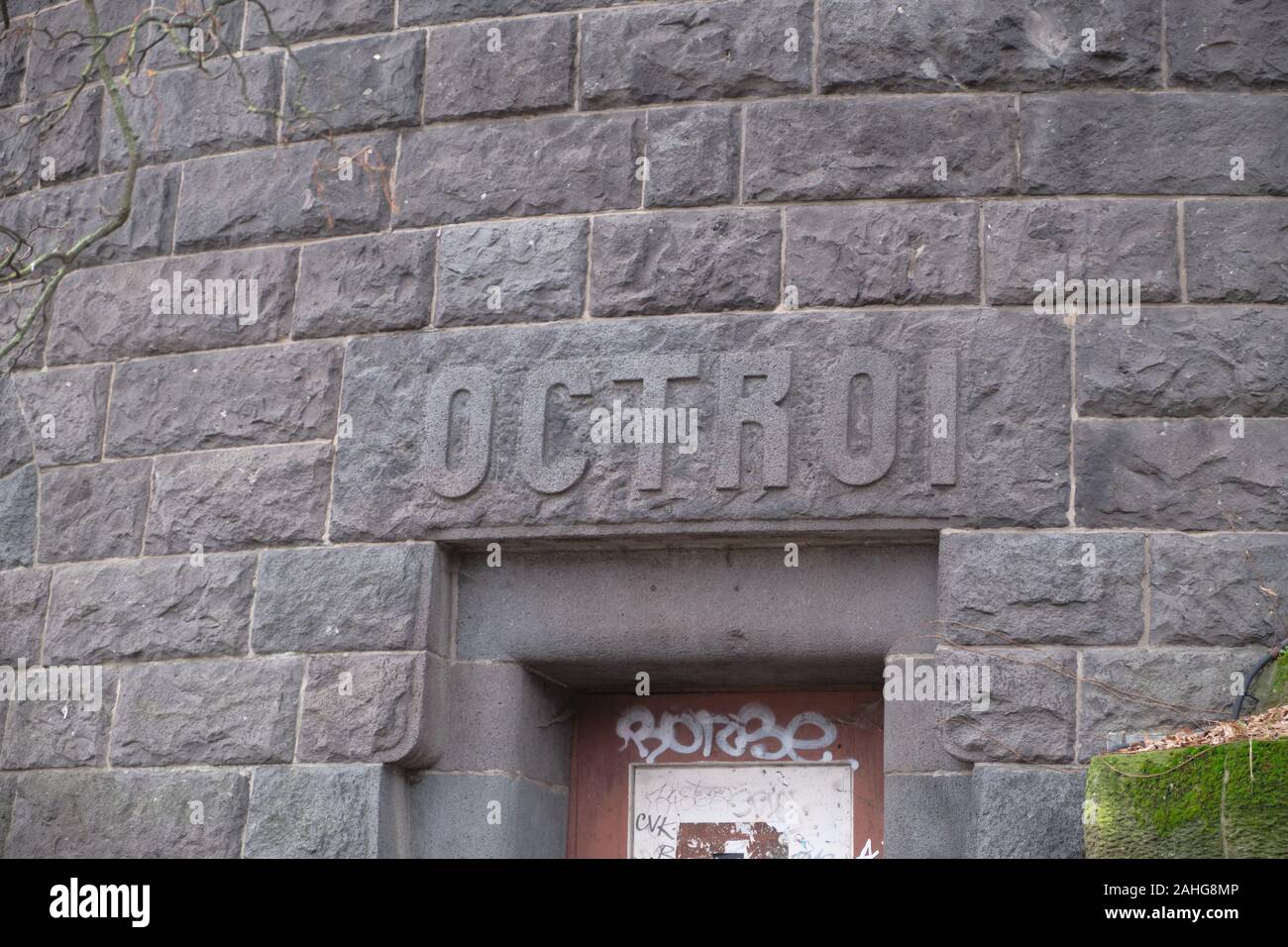 Octroi building hi-res stock photography and images - Alamy