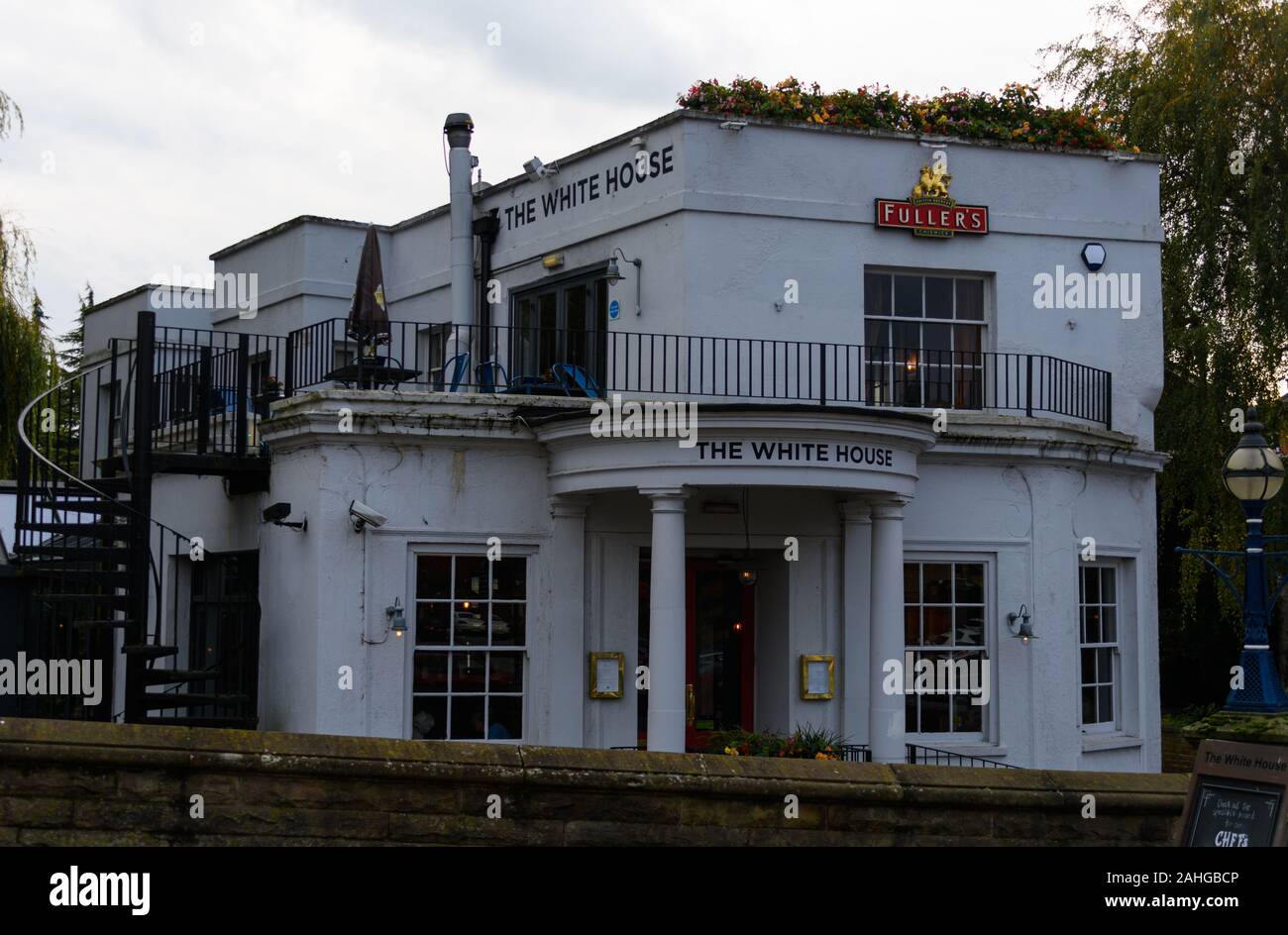 Guildford [white house pub] hi-res stock photography and images - Alamy
