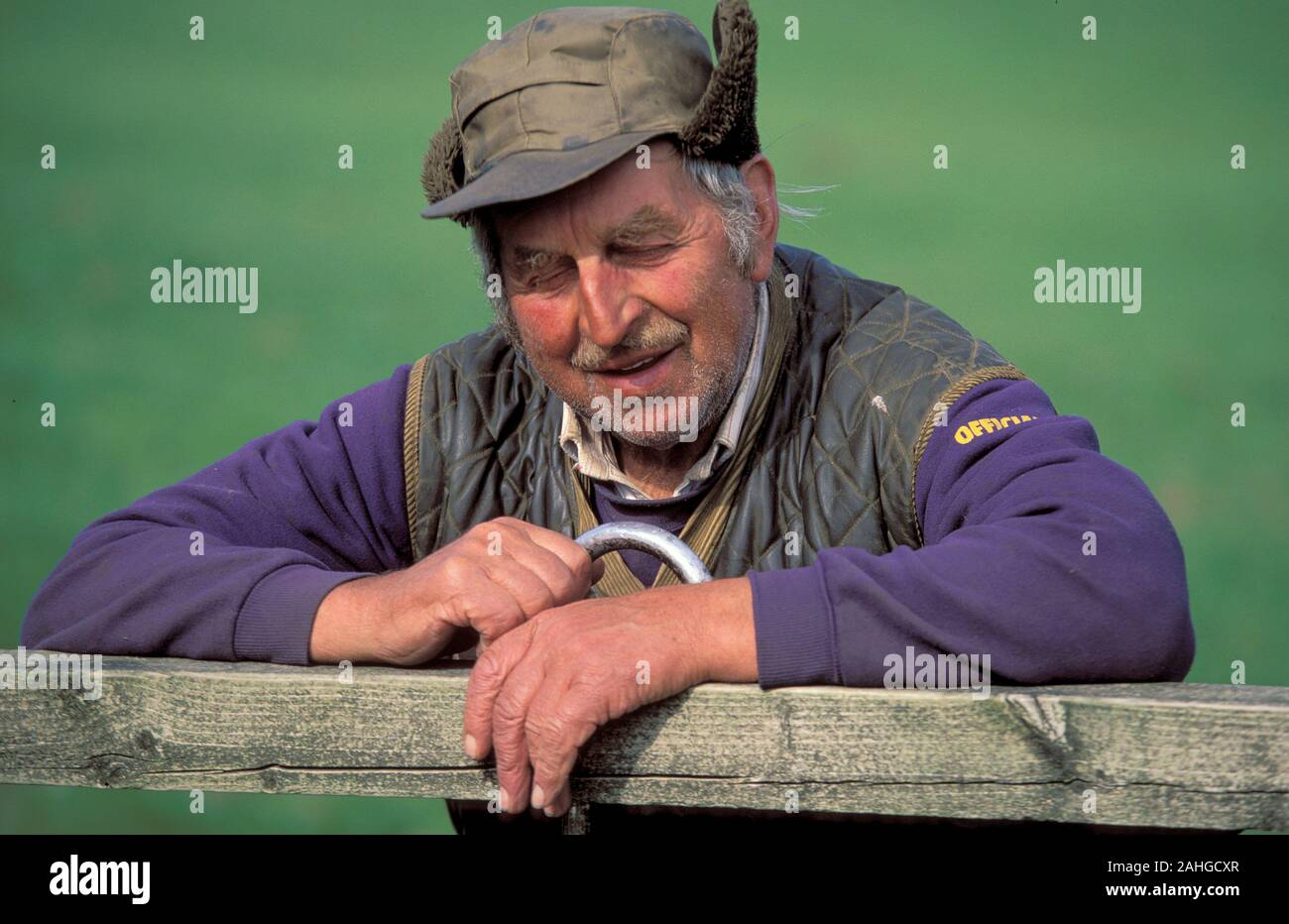 Old man leaning fence hi-res stock photography and images - Alamy