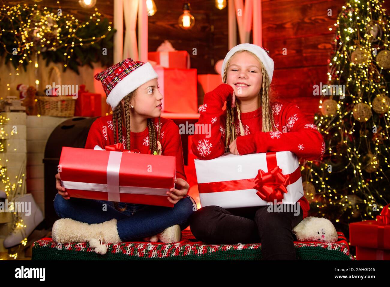 Children watching santa claus hi-res stock photography and images - Alamy