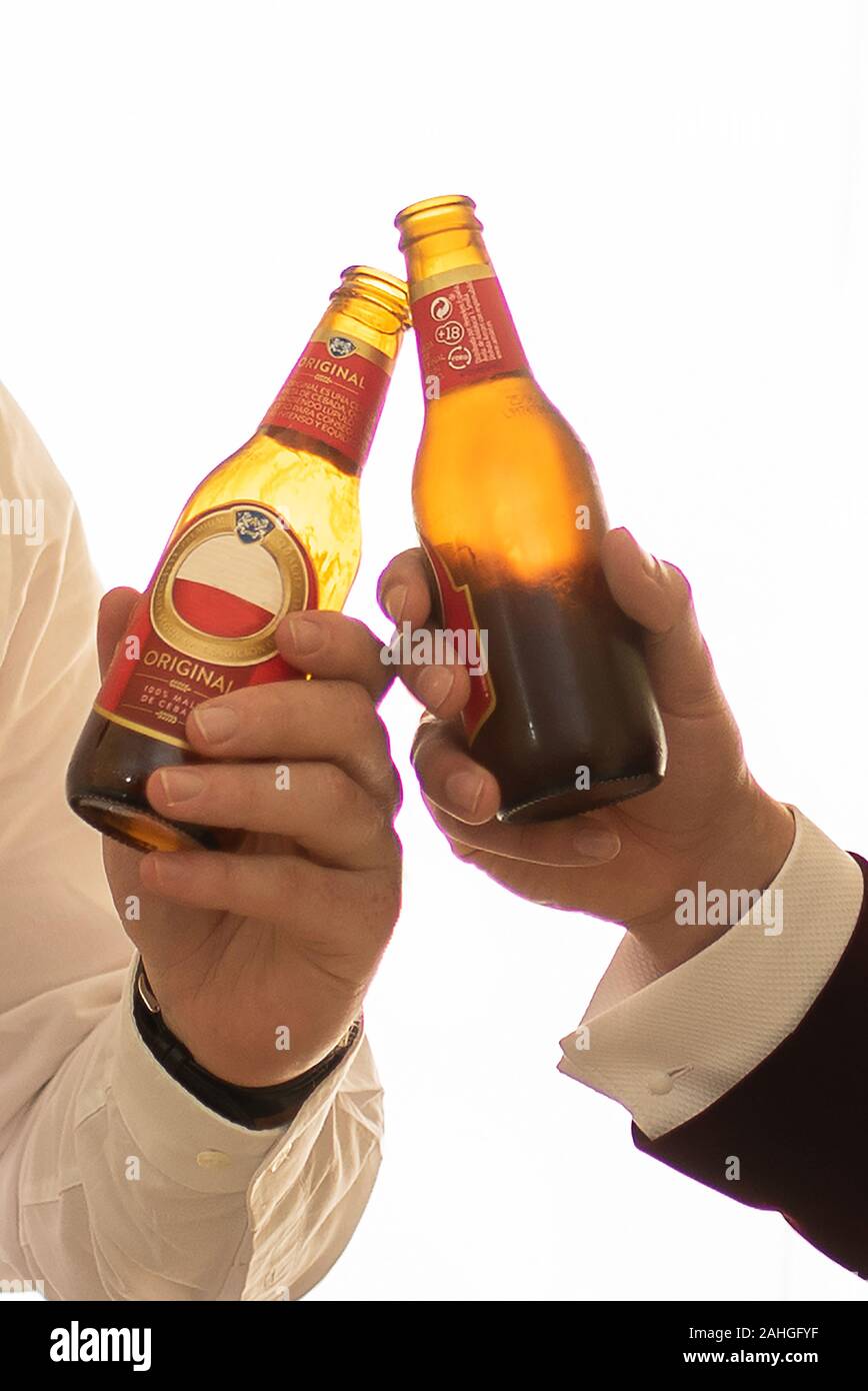 Beer glass cheers friends outside hi-res stock photography and images ...