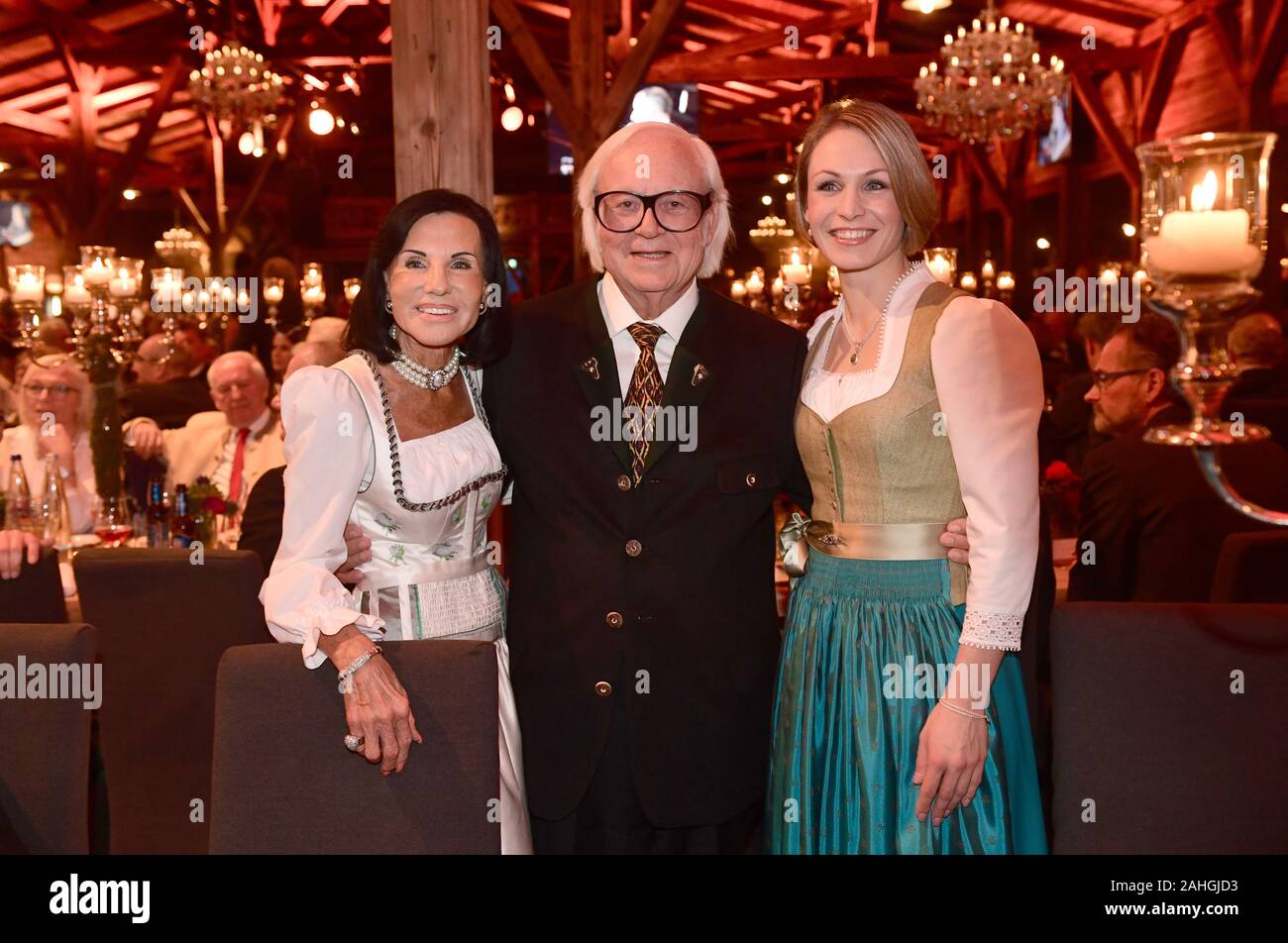 Erding, Germany. 29th Dec, 2019. Werner Brombach (M), owner of Erdinger ...
