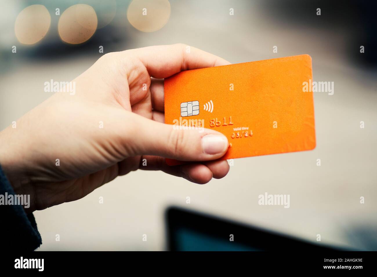 Hands holding credit card hi-res stock photography and images - Alamy