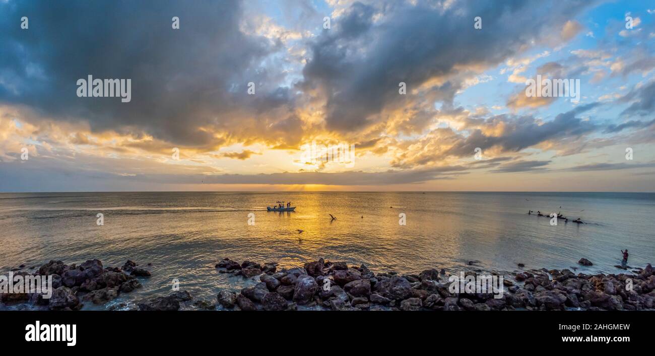 Beach sunset with clouds hi-res stock photography and images - Alamy